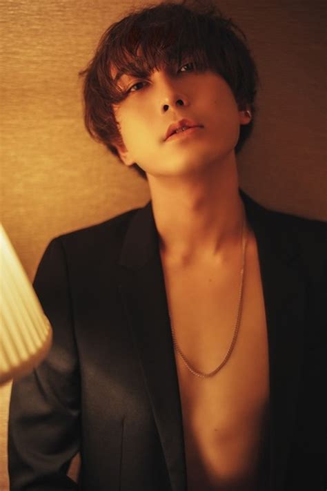 中島ヨシキ、セクシーな“裸ジャケット”に挑戦！初写真集より先行カット公開「ここでしか見られない姿があるはず」 超！アニメディア