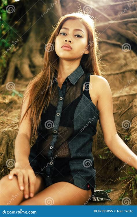 Jeune Fille Asiatique Sexy Et Belle S Asseyant Sur L Au Sol De Colline Image Stock Image Du