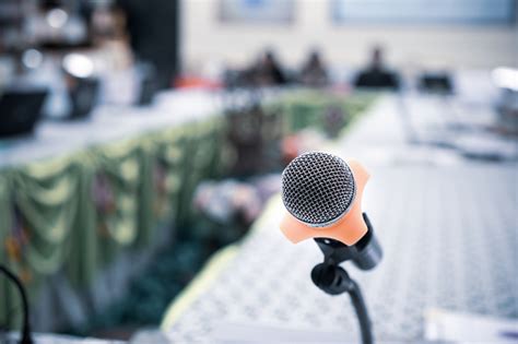 세미나 실 또는 말하기 컨퍼런스 홀 빛 앞에 언론의 흐리게 하는 추상에 마이크 이벤트 컨벤션 홀 호텔 배경에서 회의에 사람들을 위한의 자 흐림 가수에 대한 스톡 사진 및