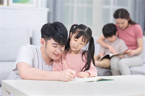 家庭教育陪伴孩子写作业高清图片下载 正版图片500961661 摄图网