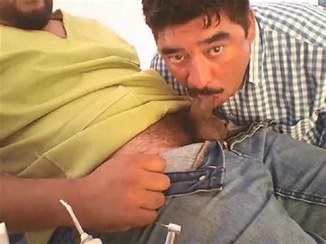 Latino Caliente Se Corre Y Chupa A Su Hombre — Oso Mamada