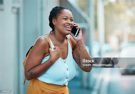 흑인 여성 전화 도시에서 거리에서 웃으면서 야외에서 행복해 플러스 사이즈 여성 스마트폰 및 도로에서 걷고 미소를 짓고 샌프란시스코 여행에 핸드폰으로 이야기하는 진짜 흥분