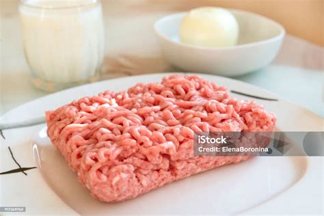 돼지고기 다진 고기는 접시에 고기 Cutlets 테이블 우유 양파 식품의 유리를 만들기 위한 재료 0명에 대한 스톡 사진 및