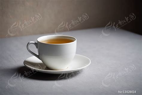 桌子上的碟子上有一杯茶图片下载 红动中国