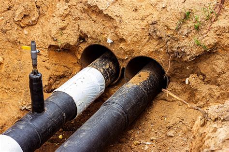 난방 및 급수 망의 분배 단위의 설치 접지 트렌치에 파이프를 연결하기위한 프레임 0명에 대한 스톡 사진 및 기타 이미지 0명 가솔린 갈색 Istock