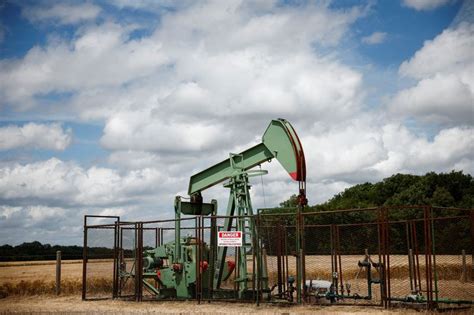 Oil Settles Up Weekly Gain 4 As Investors Weigh Middle East Risk And