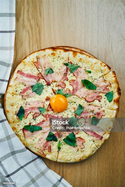 나무 테이블에 노른자와 베이컨을 곁들인 이탈리아식 홈메이드 카르보나라 피자 복사 공간이있는 상단보기 음식 플랫 레이 건강에 좋지