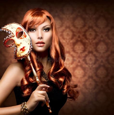 Belle Femme Dans Le Masque Noir De Carnaval Avec La Manucure Image