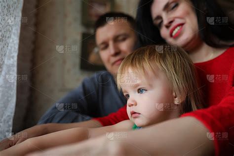 一对双胞胎女孩的年轻家庭