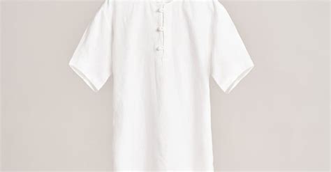 Camisa Branca No Cabide No Galho · Foto Profissional Gratuita