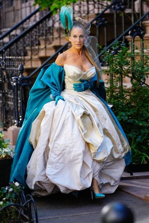 Carrie Bradshaw Again In The Iconic Wedding Dress From The Ill Fated Wedding With Mr Big In