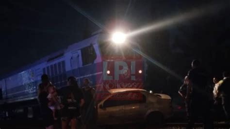 El Tren Sarmiento Impactó Y Destrozó Un Auto A La Altura Del Barrio