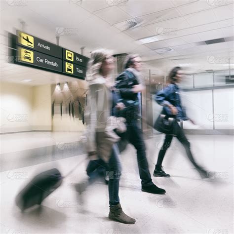 在机场的航空公司乘客