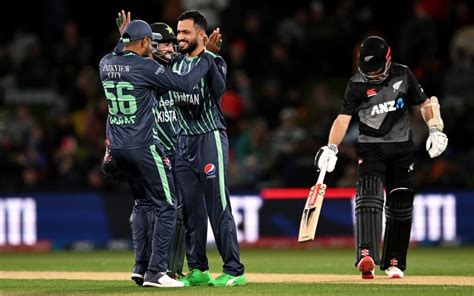 Pakistan Squeeze Past Bangladesh