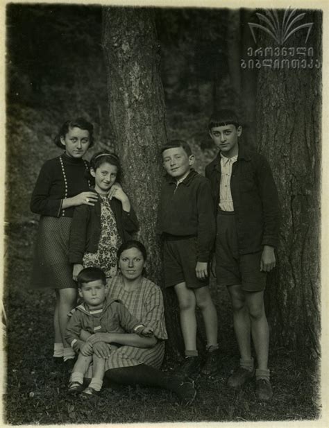 Iverieli ახალგაზრდა ქალბატონი ბავშვებთან ერთად