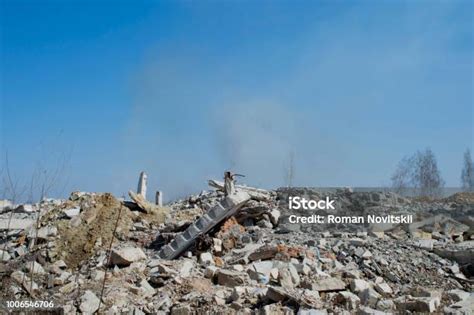 연기의 바탕에 벽돌 잔해 돌 및 콘크리트 건축 파편의 더미에서 편을 철근 건물 외관에 대한 스톡 사진 및 기타 이미지 건물 외관 건설 산업 건설 현장 Istock