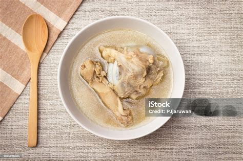 나무 스푼으로 회색 테이블 매트에 허브와 함께 돼지 뼈 수프 그릇 갈비 음식에 대한 스톡 사진 및 기타 이미지 갈비 음식