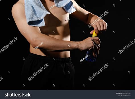 retrato de hombre culturista atlético con Foto de stock 1708541086