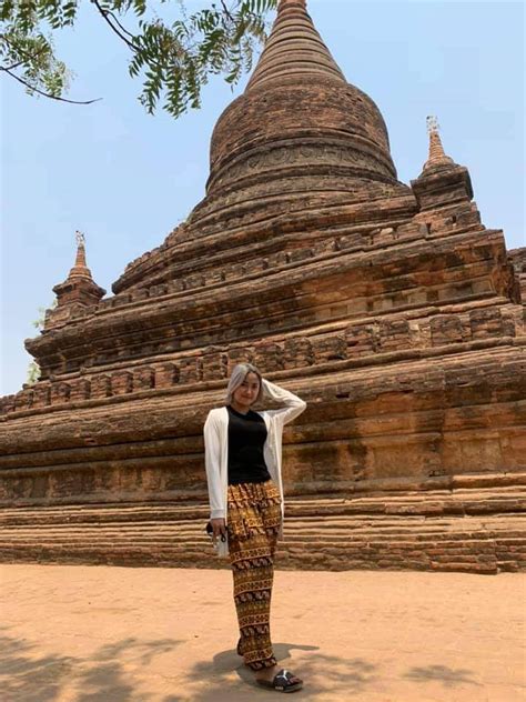 အချေပုံစံလေးနဲ့ ကခုန်ပြီးချိန်မှာ လက်ခလယ်ထောင်ပြမိလိုက်လို့ ရှက်ပြီးပ