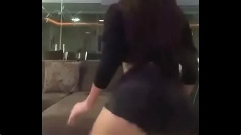 Novinha delícia rebolando o rabo de SHORTINHO XNXX