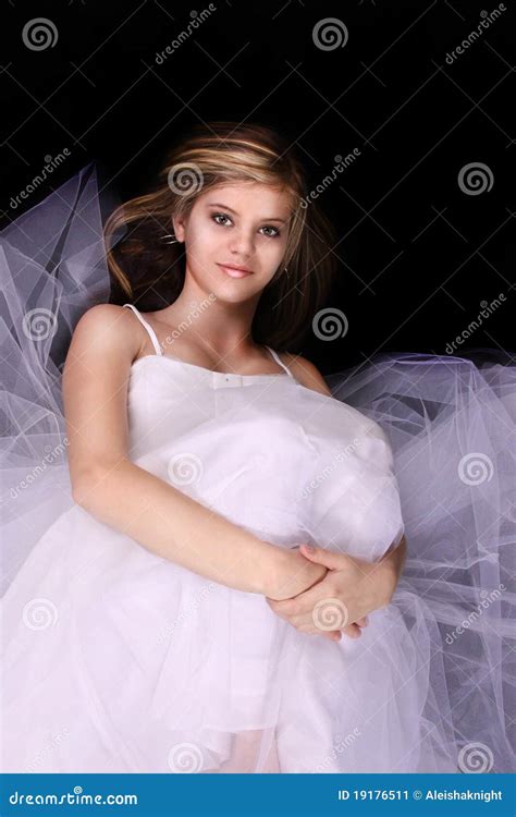 Jeune Femme Dans Une Robe Blanche Image Stock Image Du Mariée