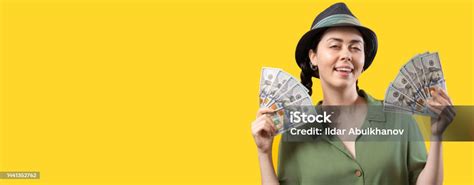 부와 투자의 웹 배너입니다 밀짚 모자를 쓰고 달러 통화의 부채를 들고 있는 행복한 백인 여성의 초상화 복사 공간이 있는 노란색 배경입니다 복권에서 승리의 개념 선풍기 개인