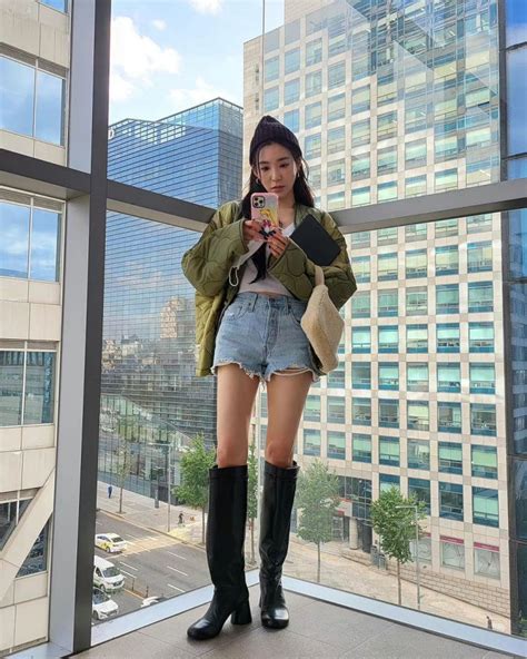 少女时代tiffany，热裤搭配小棉袄，秀162厘米苗条身材，修长双腿 哔哩哔哩