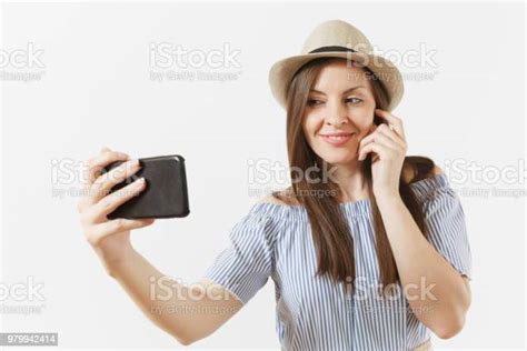아름 다운 젊은 여자 옷 파란 드레스 모자 Selfie 휴대 전화에 촬영 또는 흰색 배경에 고립 된 영상 통화를 하 고 사람들