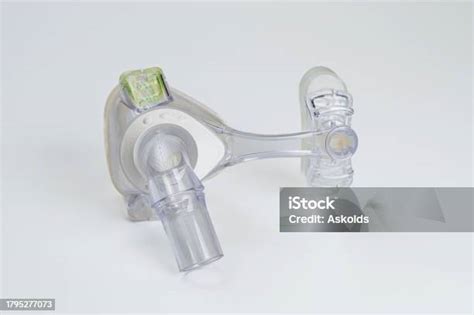 의료용 비강 산소 마스크는 흰색에 격리되어 있습니다 지속적 기도 양압 Cpap 장비 가습기에 대한 스톡 사진 및 기타 이미지