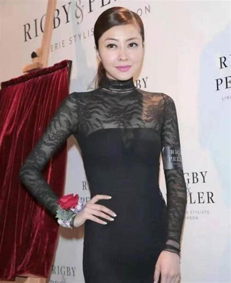 熊黛林穿黑色蕾丝连衣裙，上身若隐若现的肌肤，太让人着迷了身材