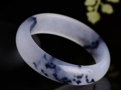 翡翠带飘花好还是不好 需要从这几个方面观察 翡翠源头 翡翠批发 中国翡翠网首选【翡翠商城】