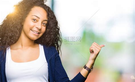 长着卷发的年轻漂亮女孩微笑高清图片下载 正版图片504375028 摄图网
