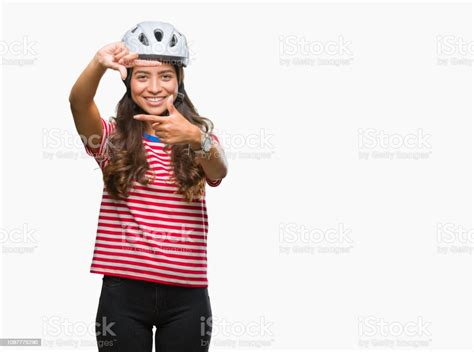 젊은 아랍 사이클 여자 이상 안전 헬멧을 쓰고 웃 고 행복 한 얼굴로 손가락과 손으로 만드는 프레임 배경 고립 창의력과 사진 개념입니다 개념에 대한 스톡 사진 및 기타