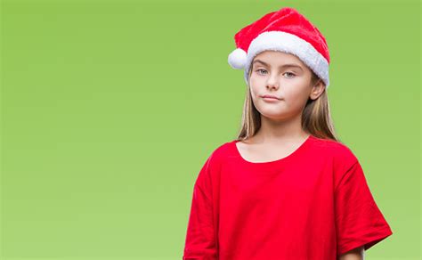 얼굴에 심각한 표정으로 격리 된 배경 위에 크리스마스 모자를 쓰고 젊은 아름 다운 소녀 간단 하 고 카메라를 보고 자연 겨울에 대한 스톡 사진 및 기타 이미지 Istock