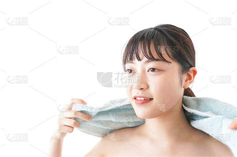 年轻女子洗完澡后