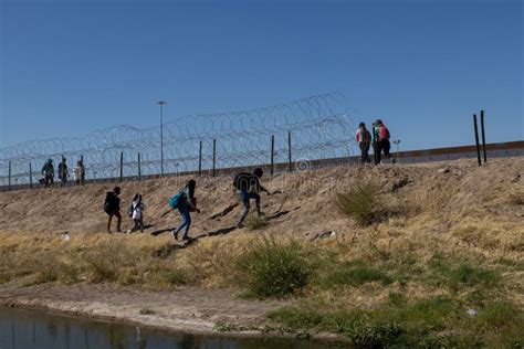 Migrantes Que Buscan Asilo Esperan El Procesamiento De La Patrulla