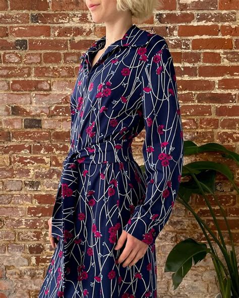 Vintage 1970s Leo Danal Navy Floral Print Collared Mi Gem