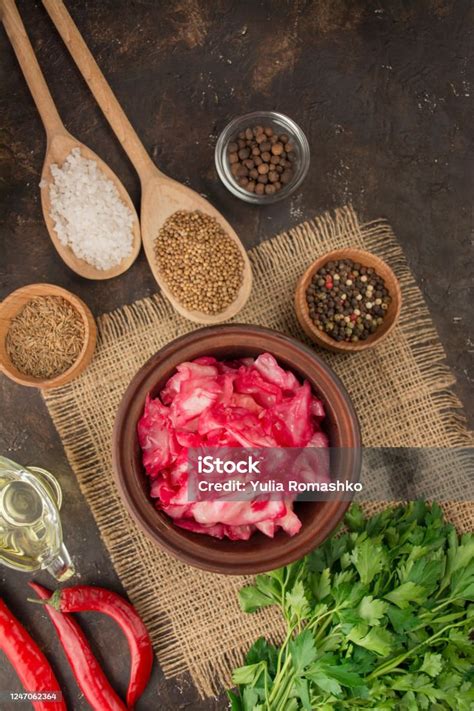 점토 그릇에 비트 뿌리 샐러드 양배추 수제 음식 신 맛 절인 야채 채식 주의 자 음식 상단 보기 플랫 레이 공간을 복사합니다 골파에 대한 스톡 사진 및 기타 이미지 Istock