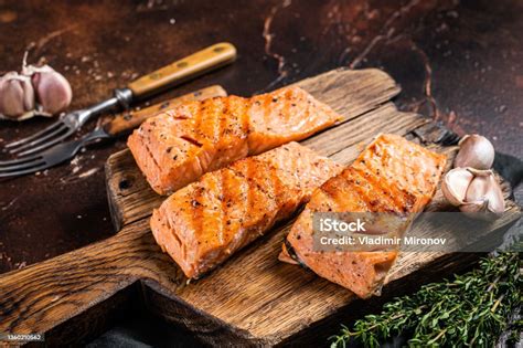 백리향이있는 나무 판에 있는 연어 필레 생선 스테이크 어두운 배경 위쪽 보기 0명에 대한 스톡 사진 및 기타 이미지 0명 건강한 식생활 검은색 Istock