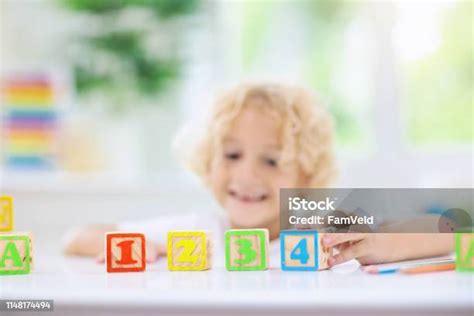 어린이 학습 편지 나무 Abc 블록과 아이 곱슬 머리에 대한 스톡 사진 및 기타 이미지 곱슬 머리 공부 교육 Istock