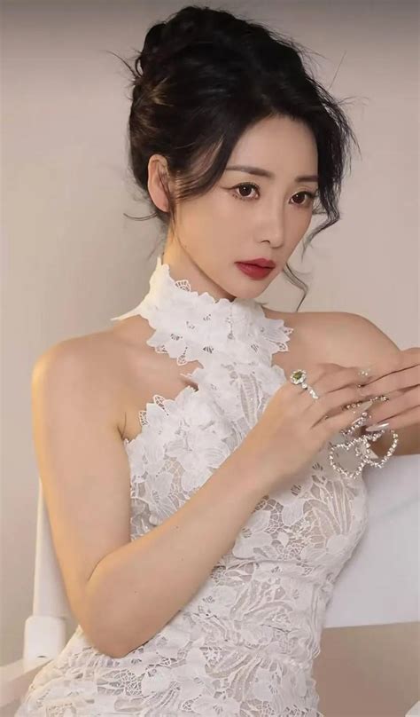 44岁柳岩穿紧身蕾丝长裙，好身材兜不住，性感与知性并存