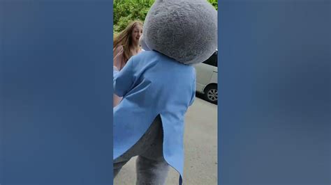 Ростовая кукла Мишка Тедди подарил букет цветов - YouTube