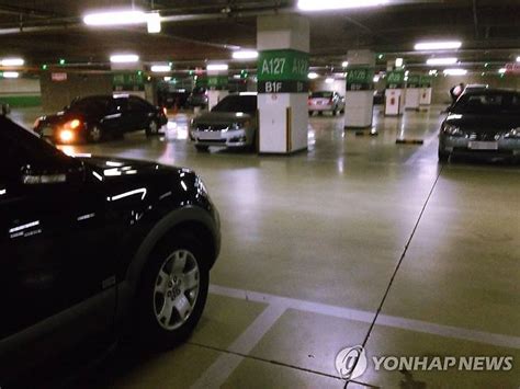 강남 지하주차장서 전기차가 벽 뚫고 술집 돌진…3명 병원행