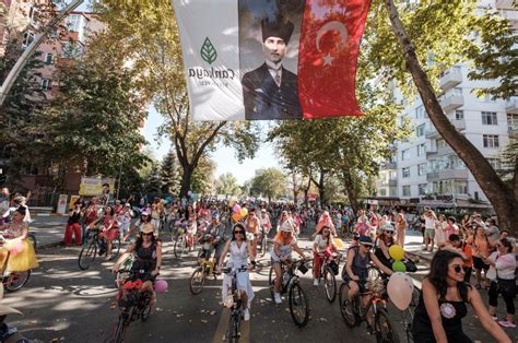 Süslü Kadınlar Bisiklet Turu Ankara da pedallar egzoz kokusuna karşı parfüm kokusuyla çevrildi