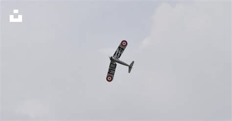 하늘을 나는 작은 비행기 사진 Unsplash의 무료 비행기 이미지