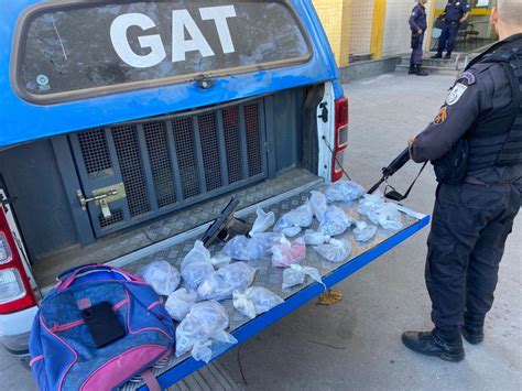 No Porto Do Carro Um Homem Foi Preso Com Mais De 200 Cápsulas De