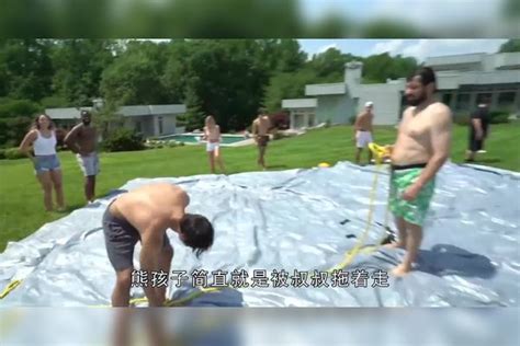 另类拔河比赛小伙在湿滑的地面上进行拔河比赛场面一片狼藉 地面 小伙 进行