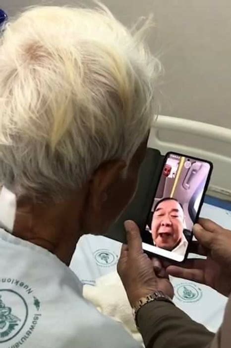 “ลุงป้อม” วิดีโอคอลให้กำลังใจ “ยายแขม” ครูสอนมโนราห์ชื่อดัง หลังถูก