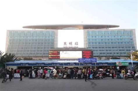 国务院督查组成员在昆明火车站连遭拒载 出租车
