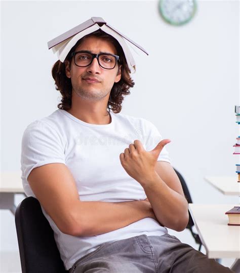 Jovem Estudante Do Sexo Masculino Sentado Na Sala De Aula Imagem De Stock Imagem De Fatiga